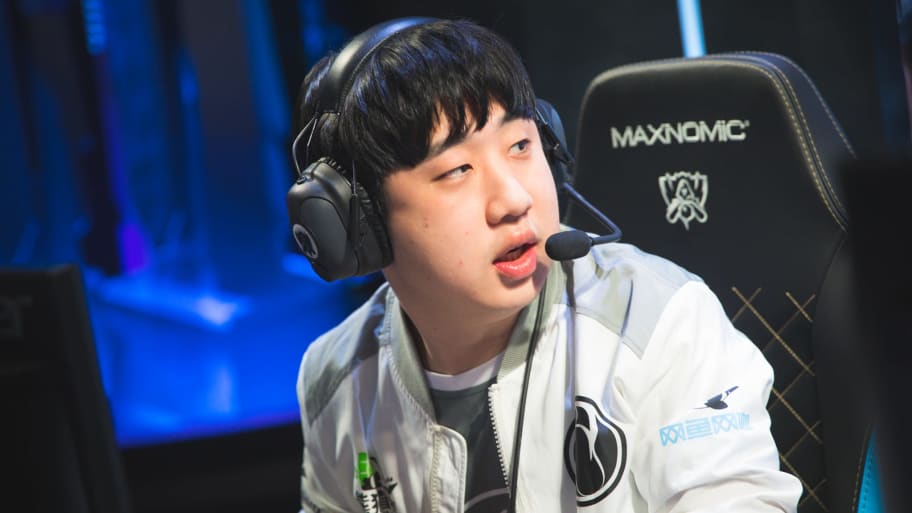 Smeb refutes rumors that he is retiring from League of Legends