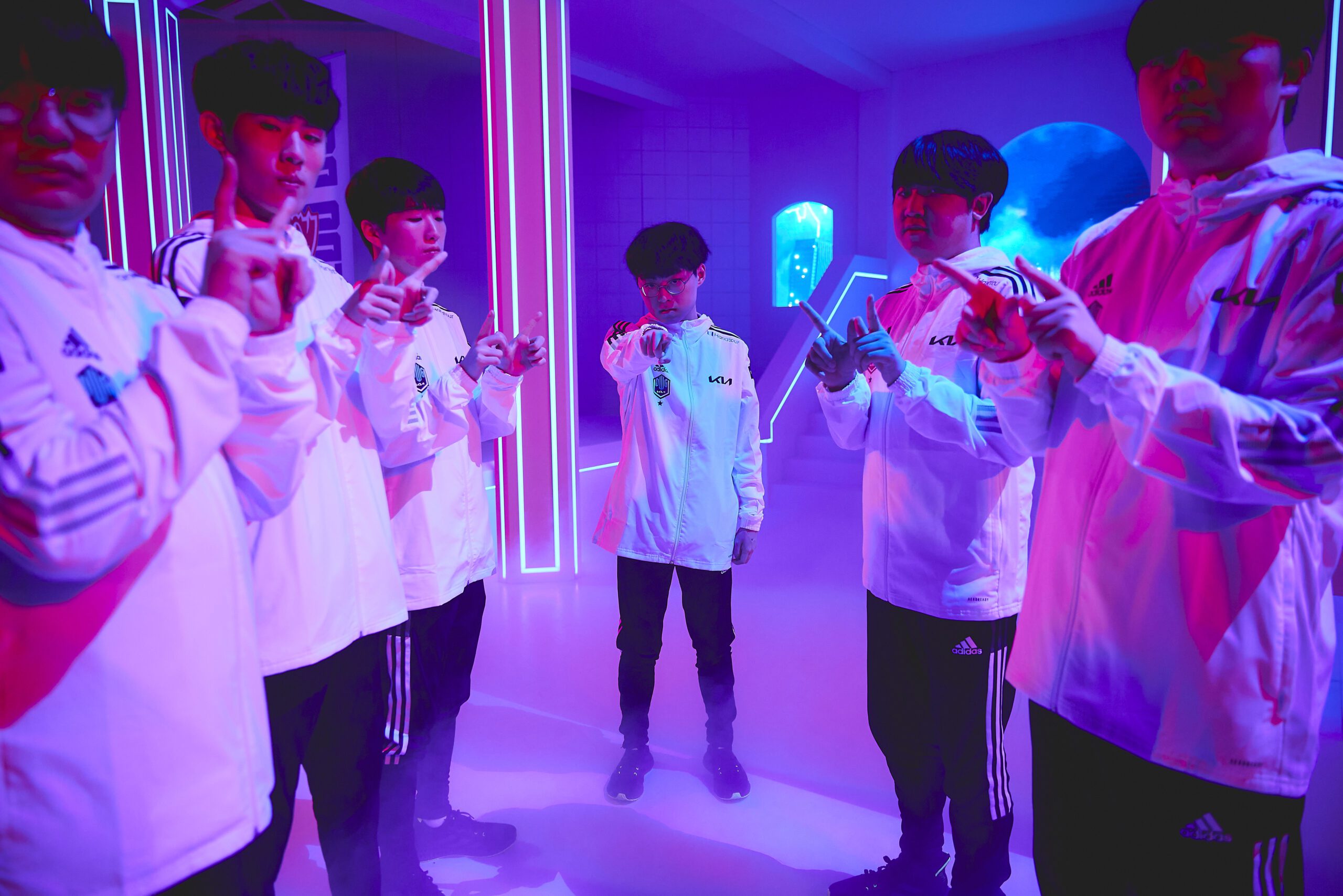 ShowMaker and Viper go deathless in first half of Worlds 2021 groups