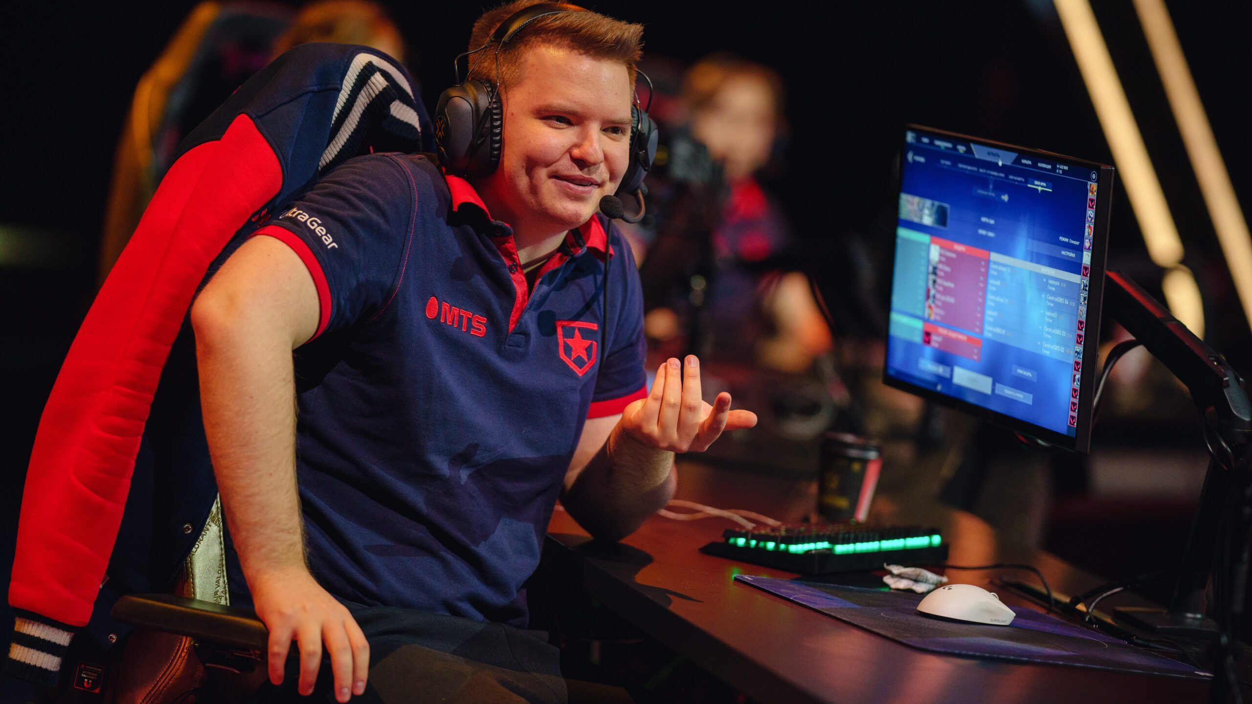 Gambit's Redgar delivers gifts to other players at VALORANT Champions