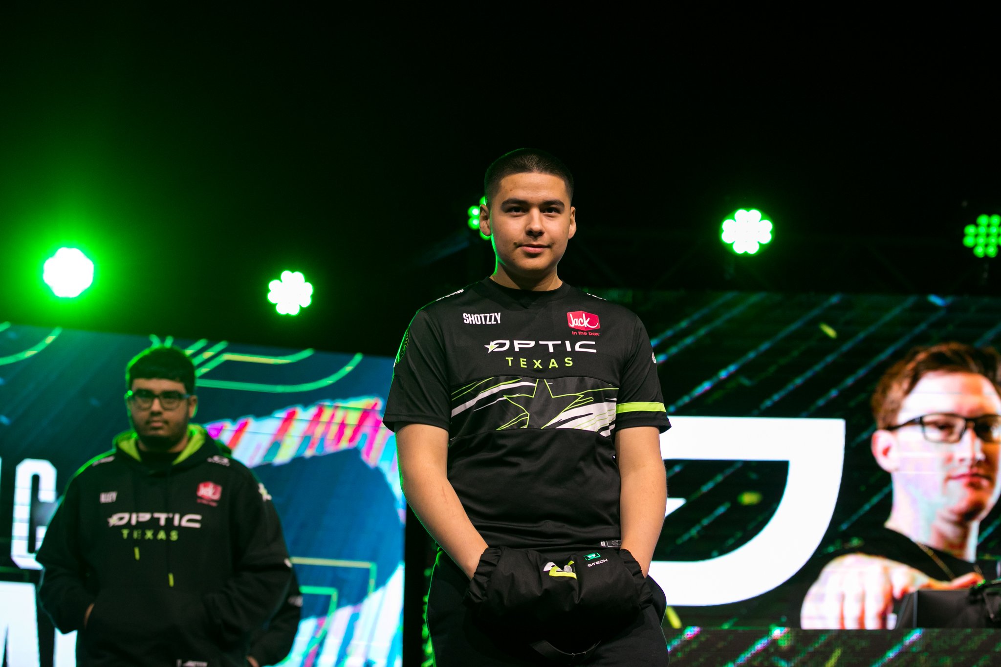 Warzone pro Biffle bests Shottzy in a Modern Warfare 1v1