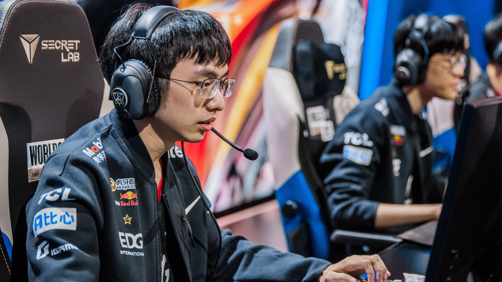 EDG's Flandre flexes "OP" Aatrox in win over Cloud9